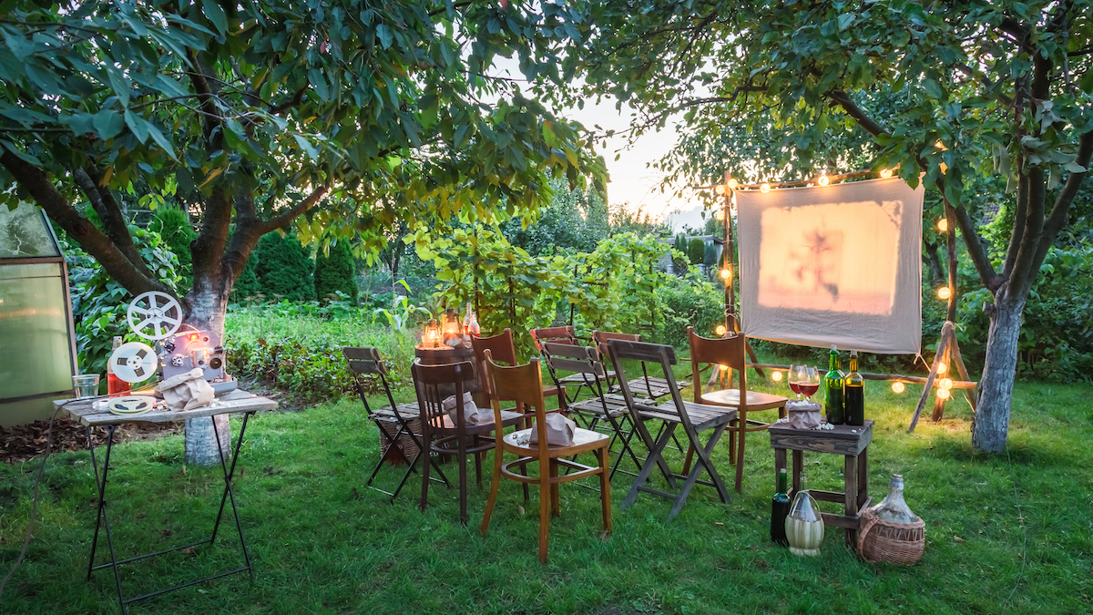 DIY: Zo maak je een buitenbioscoop in jouw tuin - The Musthave Factory